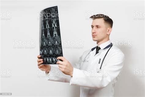 집중된 잘생긴 젊은 의사 남자 X 선 방사선 이미지 Ct Mri 흰색 배경에 고립 보유 하고있다 의료 복 청진 기에서 남자 의사입니다 의료 인력 건강 의학 개념입니다 Mri