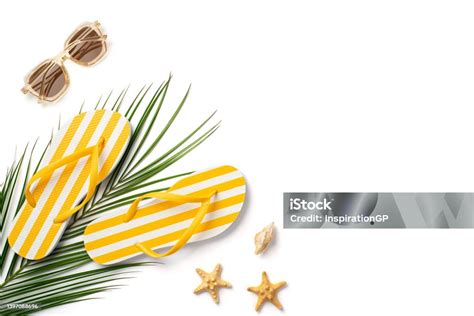 여름 휴가 개념 선글라스 노란색 줄무늬 슬리퍼 불가사리 껍질과 손바닥 잎의 상단보기 사진 카피 스페이스가있는 고립 된 흰색