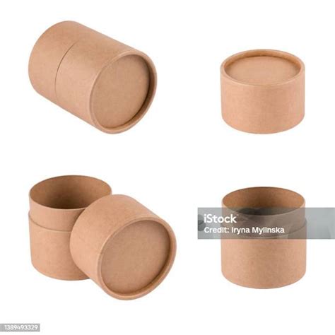 설계 프로젝트의 흰색 배경에 격리된 다양한 위치에 종이 캡이 있는 종이 튜브의 모형 이미지입니다 포장을위한 골판지 용기 지속 가능한 화장품 포장 튜브에 대한 스톡 사진 및