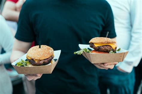 집 밖의 간식 시간 그릴 길거리 음식 남성 남자 노점 더블 치즈 버거 맛있는 미국 음식 미식가 햄버거 바삭바삭한 블랙 티셔츠 사람 상추 샌드위치