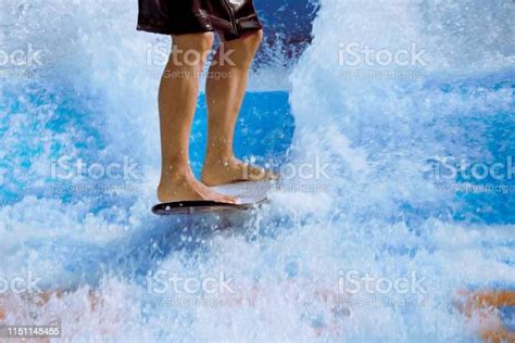 남자는 웨이크 서핑을 타고 야외 워터 슬라이드 설정에 따라 서핑 보드 또는 발판을 타고 건강한 생활방식에 대한 스톡 사진 및 기타 이미지 건강한 생활방식 남성 남자