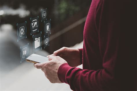 컴퓨터의 비즈니스 맨 분석 및 데이터 관리 시스템은 데이터베이스에 연결된 Kpi 및 메트릭으로 보고서를 만듭니다 재무 운영 영업