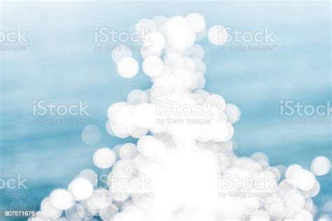 Bokeh Bllur Backgraund입니다 따뜻한 겨울 날에 바다 파도 위에 Bokeh Ftom 밝은 경로와 아름 다운 바다 풍경입니다 겨울에 대한 스톡 사진 및 기타