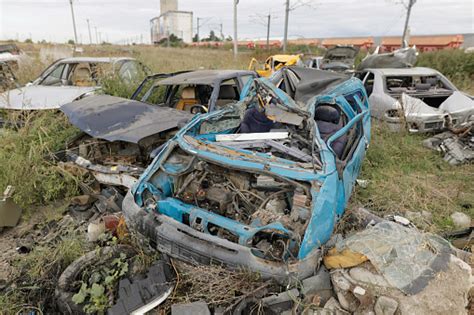 불법 폐기물 관리를 위해 경찰을 습격하는 동안 임시 변속 스크랩 야드에서 파괴 된 자동차 또는 자동차 부품에 대한 세부 사항 0명에 대한 스톡 사진 및 기타 이미지 Istock