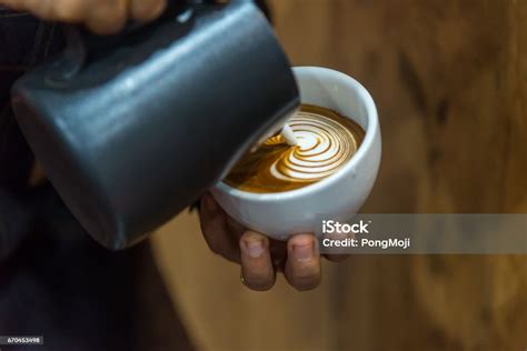 화이트 커피 컵에 커피 라 떼 아트를 만들기 위해 바리 붓는 라 떼 거품 가득 찬에 대한 스톡 사진 및 기타 이미지 가득 찬