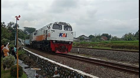KERETA API || Rame rame nonton kereta datang berangkat stasiun Purwokerto - YouTube