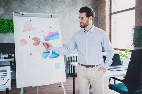 성공적인 우아한 남자 화이트 보드 프리젠 테이션 착용 셔츠 로프트 인테리어 현대 사무실 실내 사진 기업 비즈니스에 대한 스톡