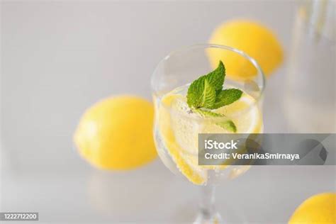 스파클링 미네랄 워터 레몬 민트가 있는 칵테일 잔 녹색과 노란색 시트러스 레모네이드 0명에 대한 스톡 사진 및 기타 이미지