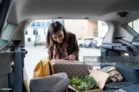 여행 가방을 자동차 트렁크에 넣는 젊은 여성 관광객에 대한 스톡 사진 및 기타 이미지 관광객 교통수단 도시 생활 Istock