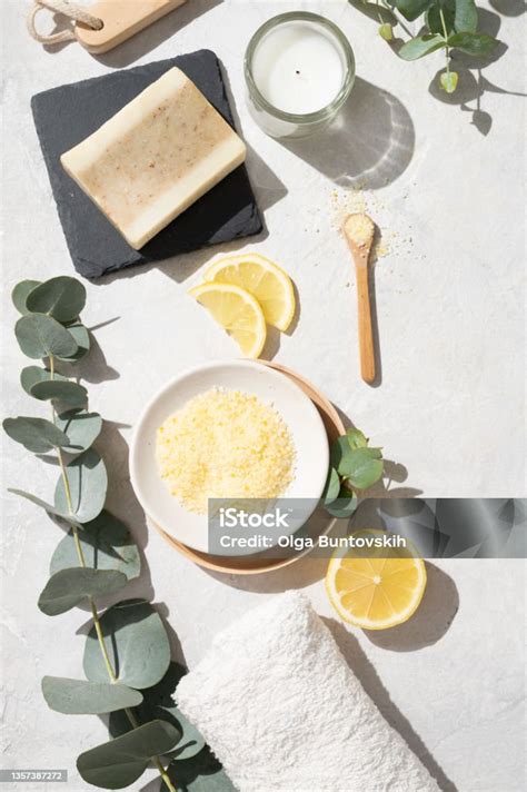 레몬 비누 수건 브러쉬 유칼립투스 가지를 흰색 질감의 배경에 평평하게 놓습니다 스파와 웰빙의 개념 위쪽 보기 뷰티 스파에 대한 스톡 사진 및 기타 이미지 Istock