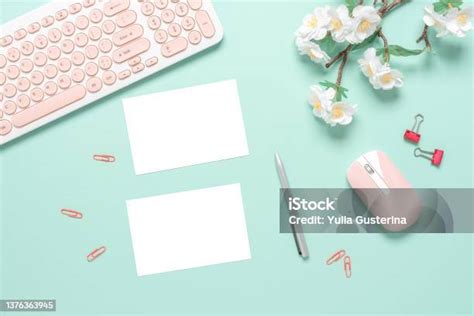여성 사무실 책상 키보드 마우스 빈 카드 모형 및 장식 벚꽃 가지 민트 파스텔 배경 문구 스프링 장면 상단 보기 플랫 레이 봄에 대한 스톡 사진 및 기타 이미지 Istock