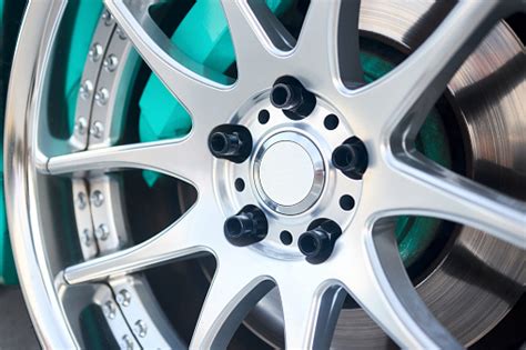 알로이 휠 플러그 림 로드 및 아쿠아 그린 브레이크 캘리퍼 선택적 초점 클로즈업 0명에 대한 스톡 사진 및 기타 이미지 0명 가장자리 개발 Istock