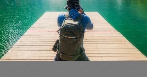 이탈리아 돌로미티 산맥의 브라이에스 호수라고 디 브라이에스 사진을 찍는 여행 등산객 하이킹 여행과 모험 사진 Unsplash의 자연 이미지