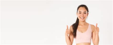 스포츠 웰빙과 활동적인 라이프스타일 개념은 행복하고 귀여운 갈색 머리 아시아 소녀 피트니스 Instr의 근접 촬영입니다 무료 사진