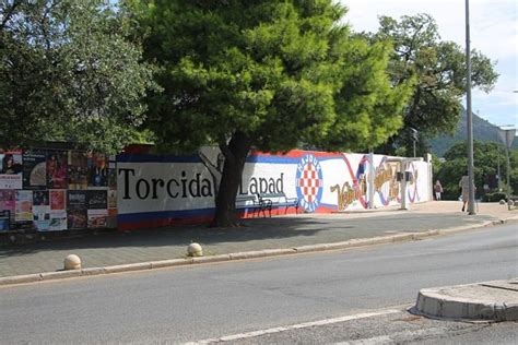 Grafiti Na Lapadskom Stadionu Jutros Osvanuo I Službeni Hajdukov Grb
