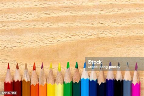 그림에 대 한 나무 테이블에 많은 색깔된 연필 텍스트에 대 한 공간을 복사 합니다 0명에 대한 스톡 사진 및 기타 이미지 0명 개념 개념과 주제 Istock
