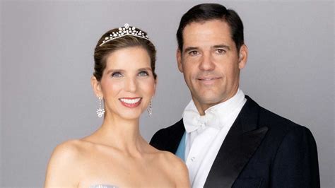 Vœux Et Photo Royale Du Prince Louis De Bourbon Et De Son épouse Pour 2022