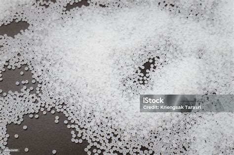 목재 배경에 흰색 플라스틱 구슬 폴리머 비드 또는 폴리머 수지 폴리머 팔레트 석유 화학 식물에서 제품 과립 폴리머 화합물에 대한 스톡 사진 및 기타 이미지 Istock