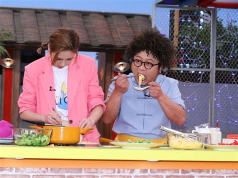 Lin Yu Chih And Amber An Show Cooking Skills In The Press Conference Of