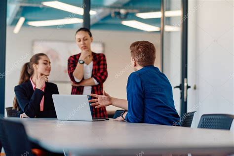 un equipo de programadores exitosos se sienta en una oficina de startups planeando nuevos