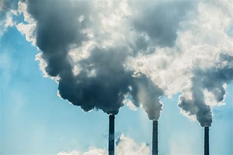 흡연 공장 굴뚝 대도시의 환경 오염과 공기의 환경 문제 기후 변화 생태 및 지구 온난화 하늘은 독성 물질로 연기가 자욱합니다 공장에서 그을음 0명에 대한 스톡 사진 및 기타