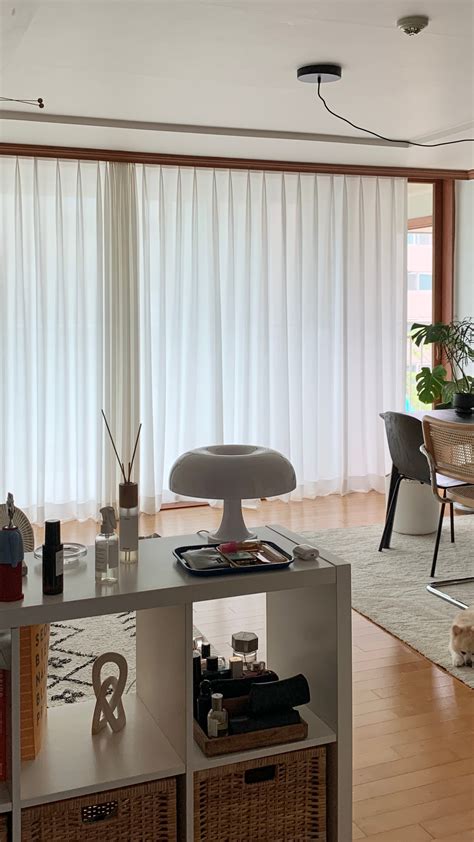 체리 몰딩이 매력적으로 아이템 하나하나 애정이 깃든 신혼집 라이프스타일 슈퍼앱 오늘의집