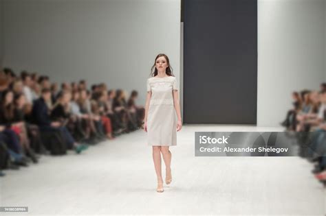 패션 위크 쇼에서 패션 모델을 일하는 아름다운 여성의 여성 초상화 무대 뒤의 사진 새로운 의류 컬렉션의 무대 뒤에서 소녀는 패션 데시너에 의해 착용하고 연단에 간다 캣워크