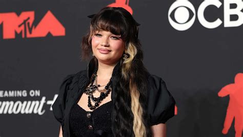 ‘messy Singer Lola Young Steps Away From Stage Indefinitely