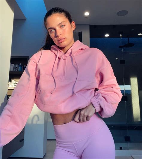 Model Crush Sara Sampaio Pink Alo Tights