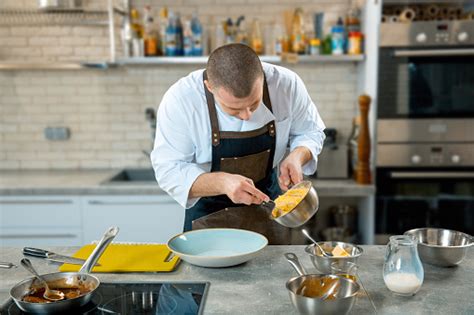 음식 요리 직업과 사람들 개념폴렌타와 송아지 고기 접시를 봉사 하는 남자 요리사 쿡 레스토랑 주방에서 소스와 함께 방언 요리 과정 남자에 대한 스톡 사진 및 기타 이미지