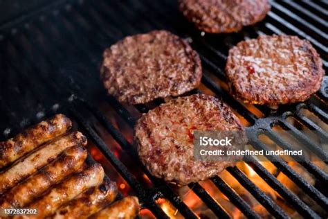 햄버거를 위한 스모키 햄버거 고기 굽기 바베큐 그릴에 열린 불에 튀김 그릴에 불꽃 위에 요리 햄버거와 소시지 햄버거에 대한 스톡 사진 및 기타 이미지 Istock