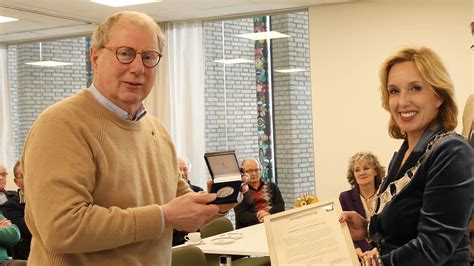 Erepenning Voor De Heer Sjef Den Uijl Demooisonenbreugelkrant