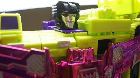 The Original Transformers Combiner Is Back And Bigger Than Ever Kotaku Australia