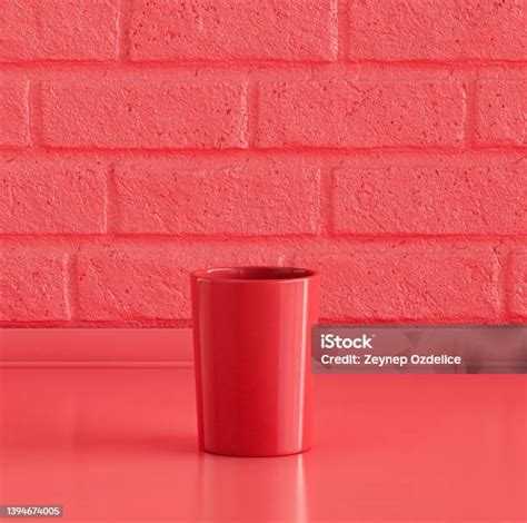 붉은 타일 벽돌 벽이있는 단색 빨간색 주방 카운터 상단의 싱글 핑크 커피 머그잔 3d 렌더링 클로즈업 뷰 0명에 대한 스톡 사진 및 기타 이미지 Istock