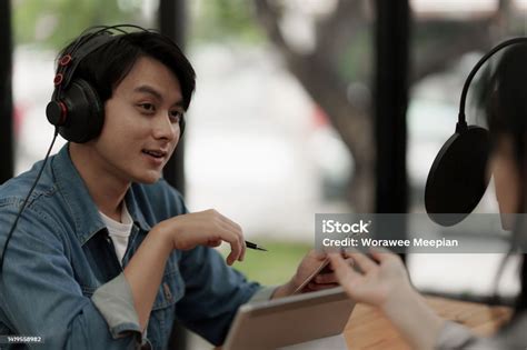 홈 스튜디오에서 게스트와 함께 오디오 팟캐스트를 만드는 아시아 팟캐스트 제작자 2명에 대한 스톡 사진 및 기타 이미지 2명 기업가 남자 Istock