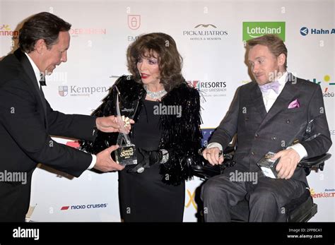 Joan Collins Und Samuel Koch Bei Der Verleihung Der Goldenen Sonne 2023