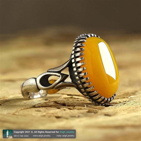 انگشتر عقیق زرد شرف الشمس معدنی خوشرنگ تراش دامله بیضی رکاب دور چنگ