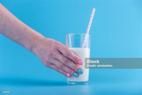 여자의 손을 파란색 바탕에 빨 대와 신선한 우유의 유리를 보유 하고있다 칼슘과 건강 한 낙농 제품의 개념 건강한 식생활에 대한 스톡 사진 및 기타 이미지 Istock