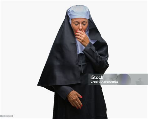 기분이 불쾌 하 고 감기 나 기관지염에 대 한 증상으로 기침 하는 고립 된 배경 위에 중 년 수석 기독교 가톨릭 수녀 여자 의료 개념입니다 감기와 독감에 대한 스톡 사진 및