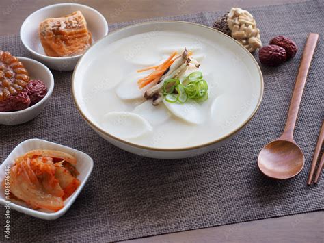 한국전통음식 떡국 설날음식 Foto De Stock Adobe Stock