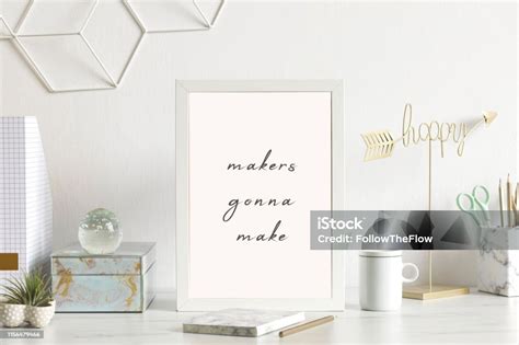 흰색 모형 포스터 프레임 디자인 사무실 액세서리 테이프 소모품 노트 및 공기 식물과 현대적이고 세련된 홈 인테리어 스칸디나비아