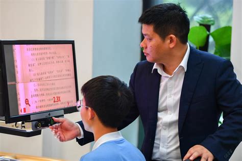 사진 시각 장애인 보조기구 확인하는 도서관 직원 이코노믹데일리