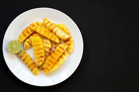 검은 색 배경에 흰색 접시에 구운 파인애플 웨지 여름 음식 공간을 복사합니다 과일에 대한 스톡 사진 및 기타 이미지 과일 굽기 문자 Istock