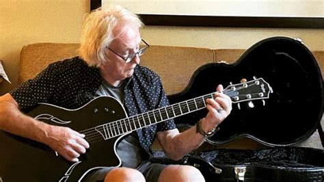 A Murit Denny Laine O Legendă A Muzicii Rock Care A Cântat Cu Paul