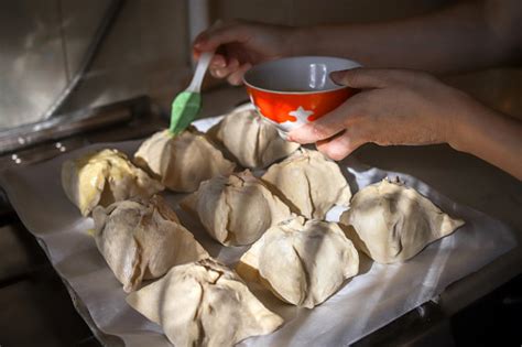 반죽에 구운 사과 만들기 실리콘 요리 브러시로 생 패스트리 품목에 달걀 노른자를 퍼뜨리는 여성의 손 40 49세에 대한 스톡 사진 및 기타 이미지 Istock