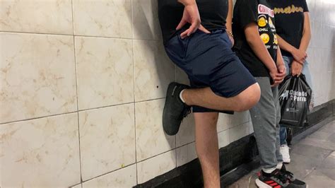 Público Pegação Bulge In The Subway Station