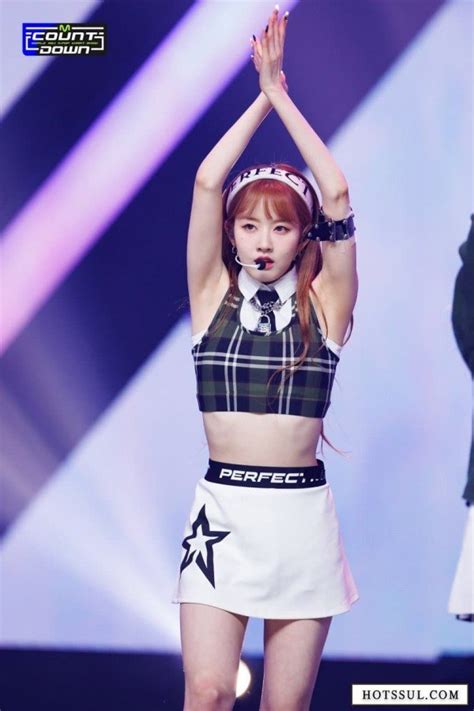 스테이씨 시은 체크 민소매 겨드랑이