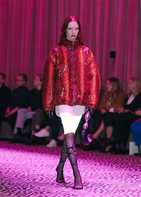 패션엔 [리뷰] 4년만의 패션쇼 복귀 알렉산더 왕 2023 F W 컬렉션