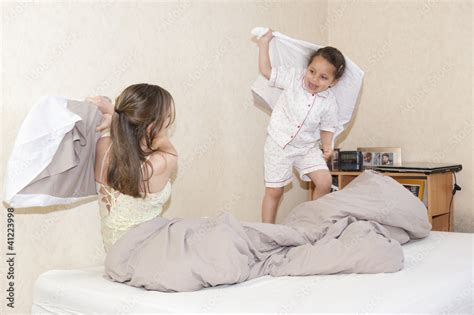 Maman Et Sa Fille Jouant Dans Le Lit Photos Adobe Stock