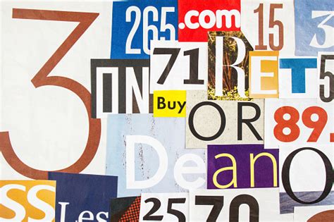 문자와 숫자로 잘라 다채로운 광택 종이의 콜라주 광고판에 포스터처럼 보입니다 문자에 대한 스톡 사진 및 기타 이미지 문자